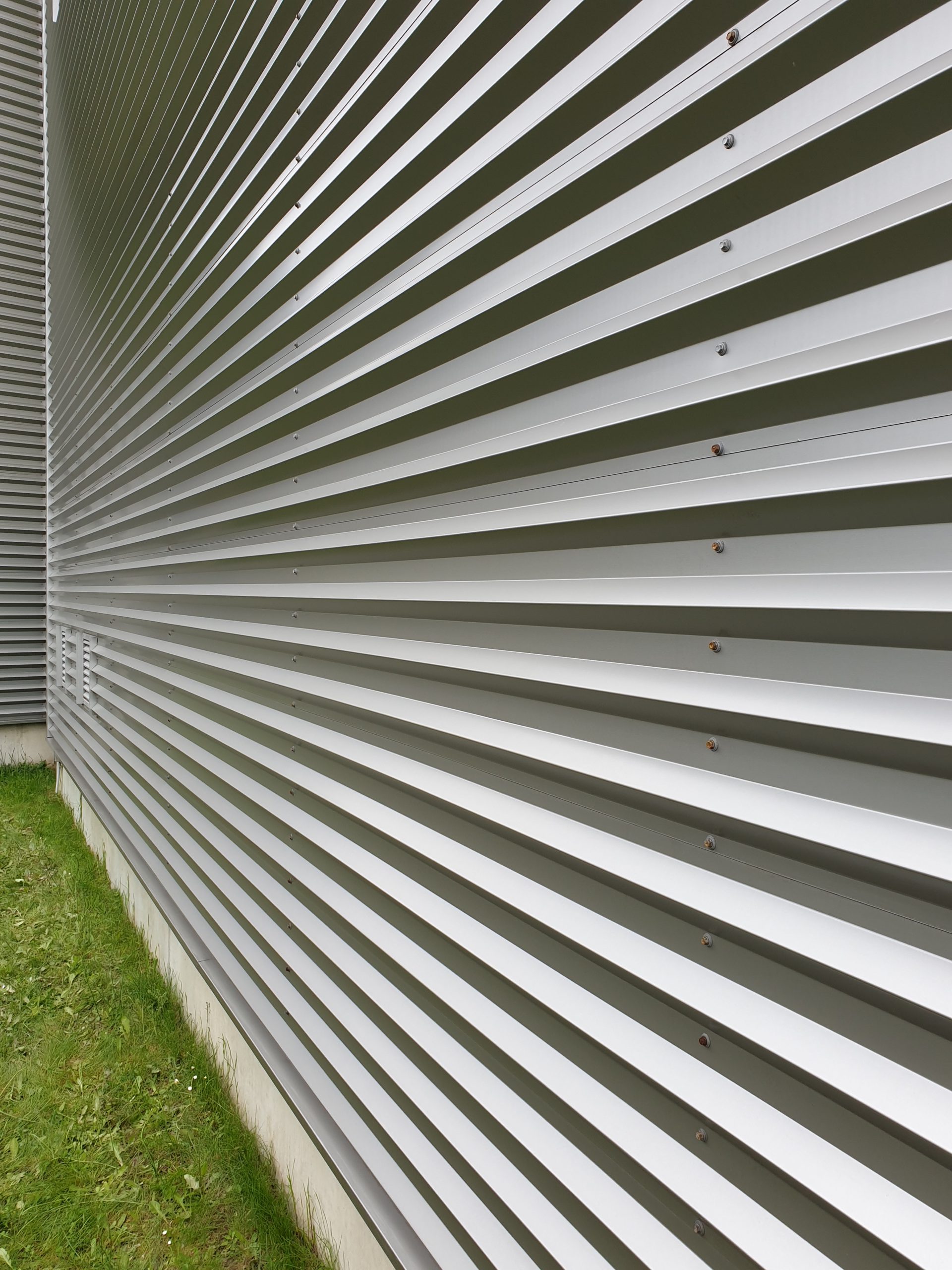 Reiniging gevelbeplating - Ooyen Schoonmaak